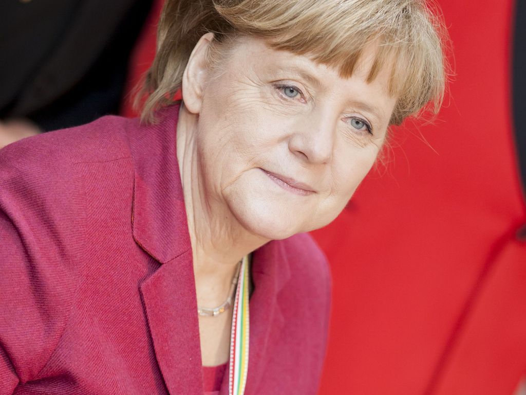 Neuer Style: Angela Merkel trauert um alte Frisur | Promiflash.de