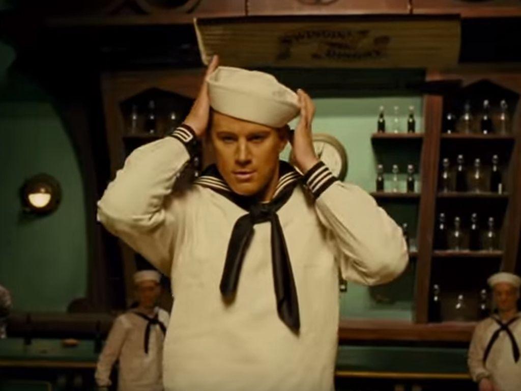 Ahoi! Channing Tatum tanzt im heißen Matrosen-Look | Promiflash.de