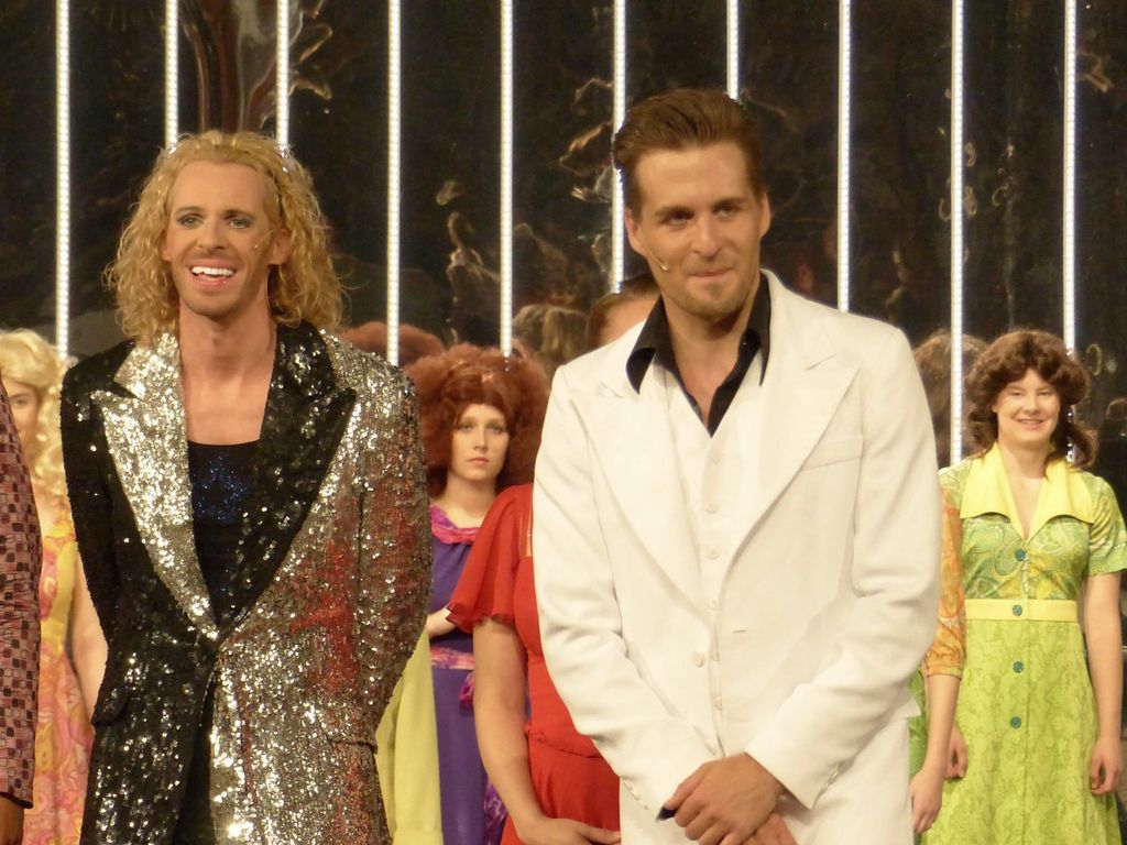 Auf der Bühne: 2 Ex-DSDS-Stars rocken Saturday Night Fever | Promiflash.de