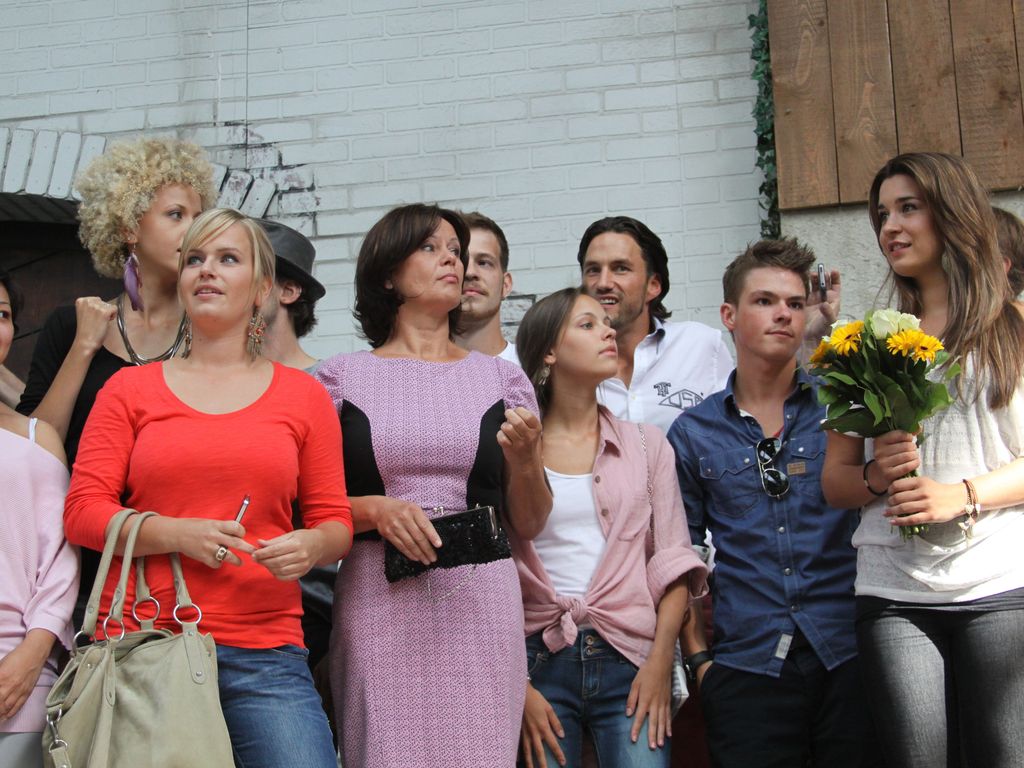 Unter uns: 300 Fans "stürmen" die Schillerallee | Promiflash.de