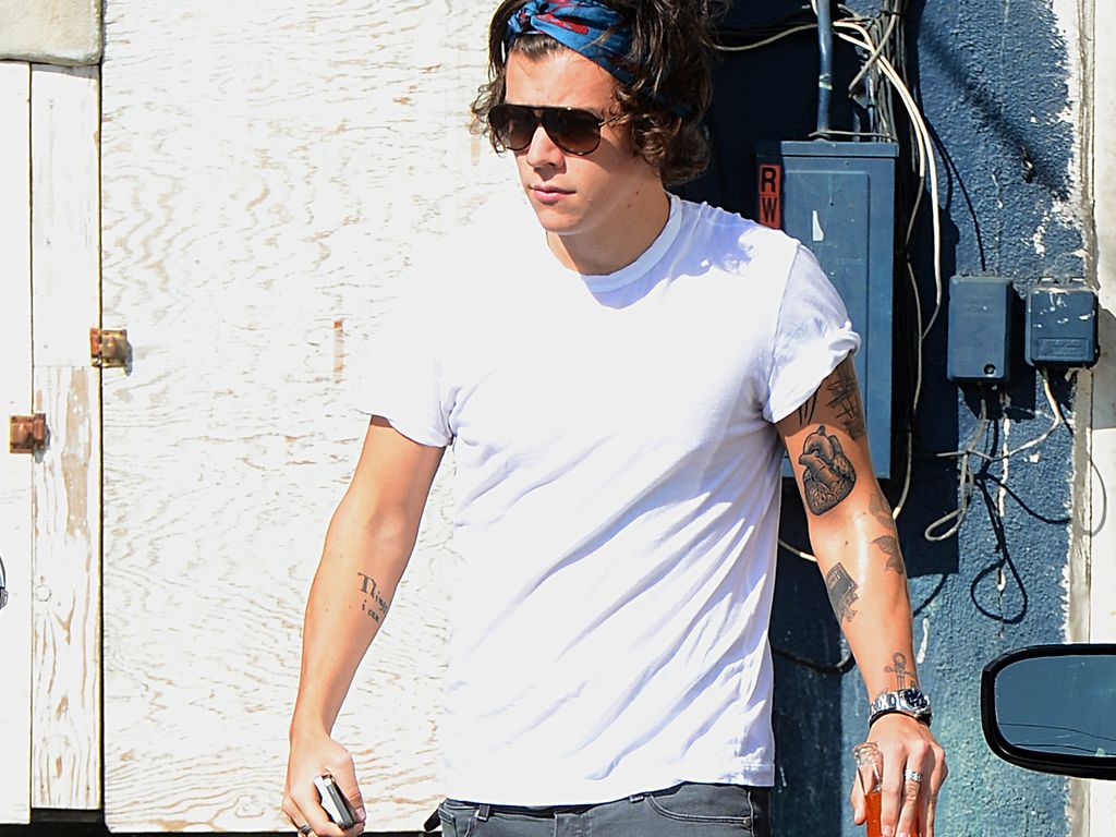 Trendy Tattoo: Harry Styles mit Herz auf dem Arm | Promiflash.de
