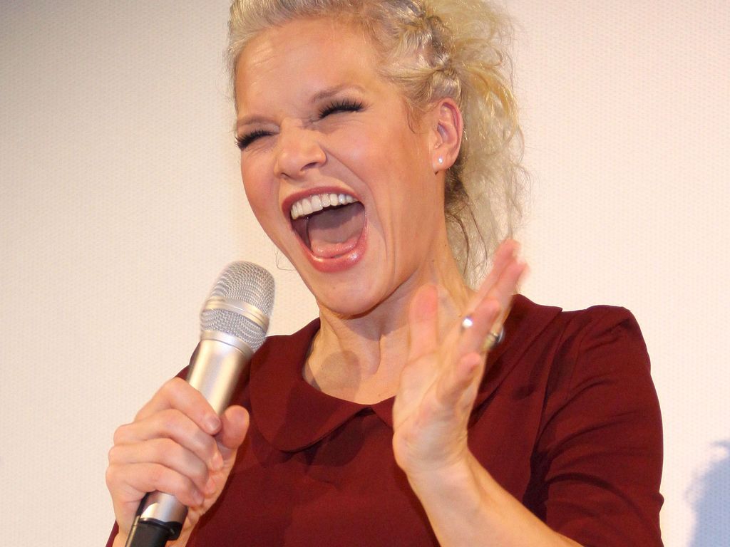 Ina Müller: Mit Bier & Charme zu Gast in Berlin | Promiflash.de