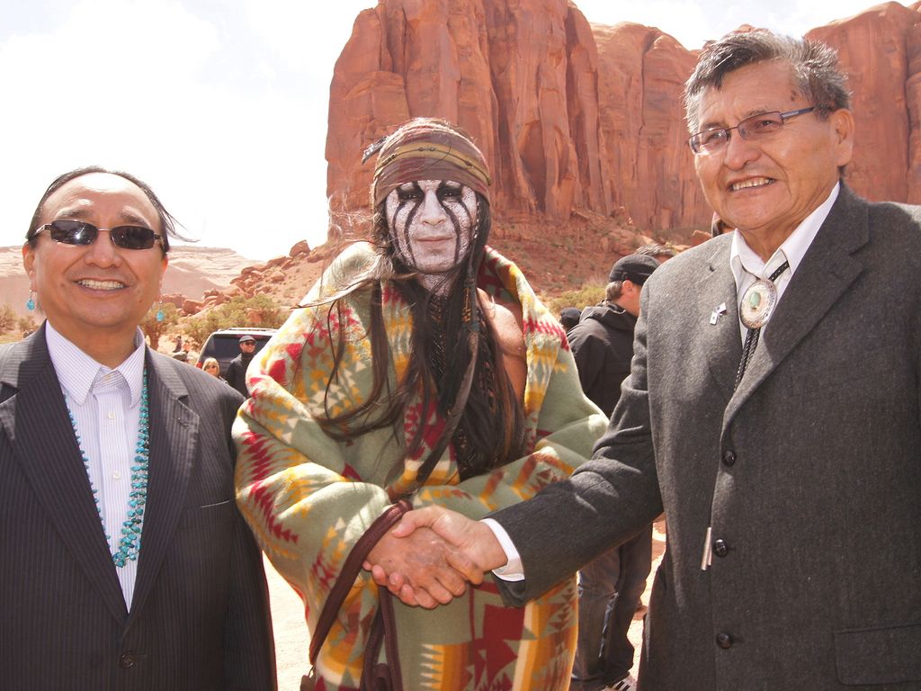 So authentisch ist Johnny Depp als Indianer Tonto | Promiflash.de