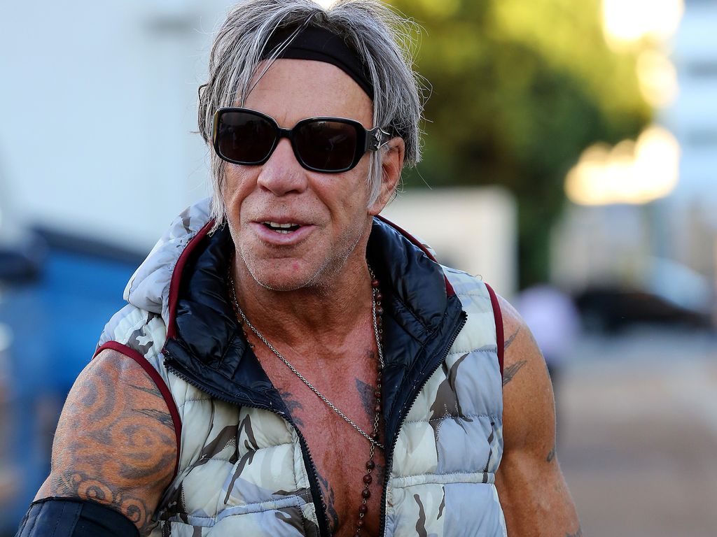 Rambo-Style! Mickey Rourke macht auf Sly Stallone | Promiflash.de