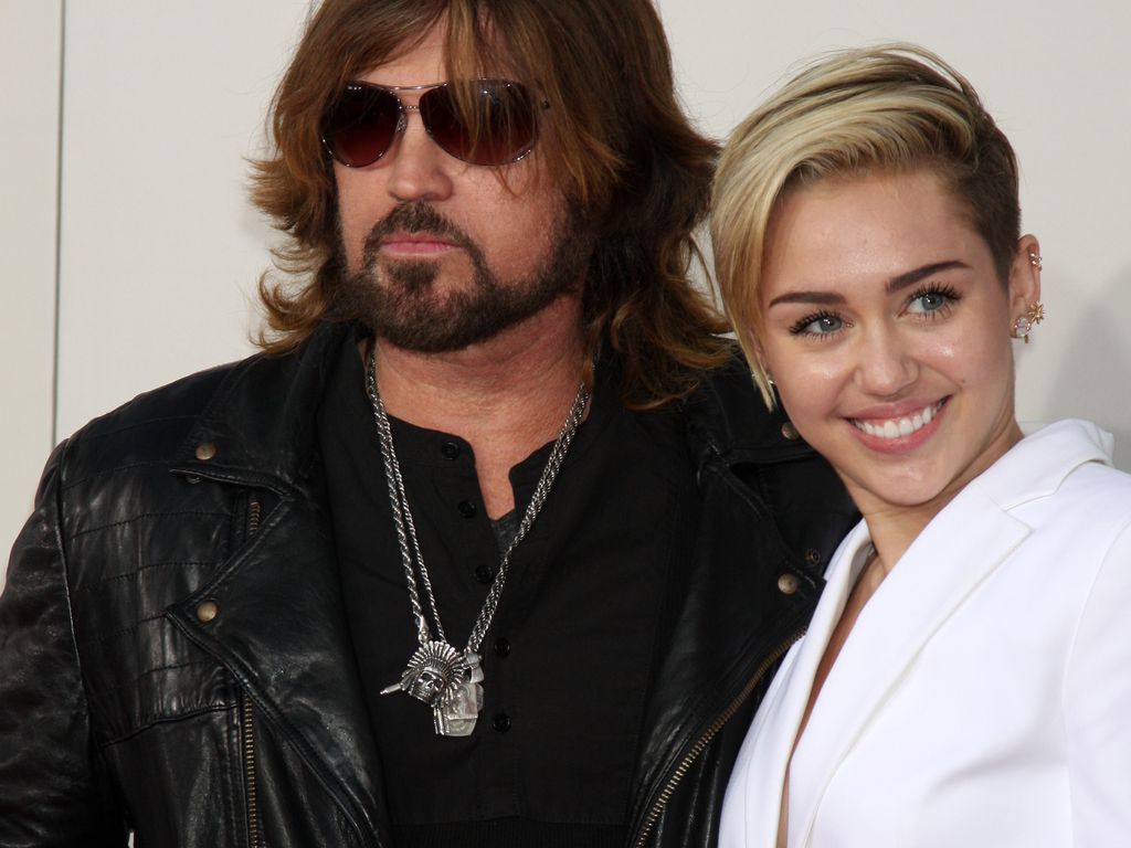 Miley Cyrus: Das gab's von Daddy zum 21. B-Day | Promiflash.de
