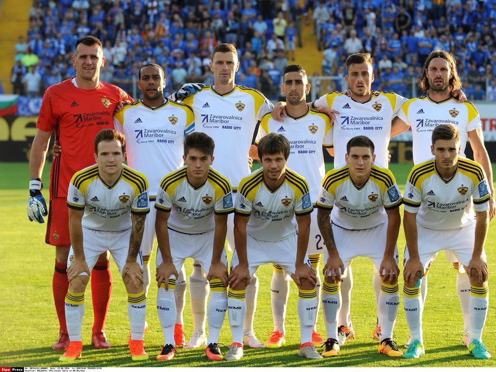 Schlimmer Crash in Slowenien: Zwei Fußball-Profis sterben! | Promiflash.de