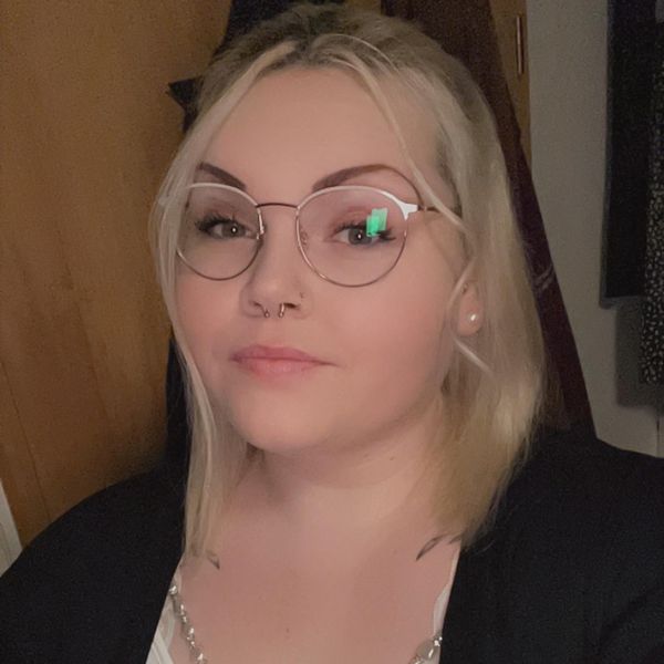 Laura Bauer sucht Frau | Promiflash