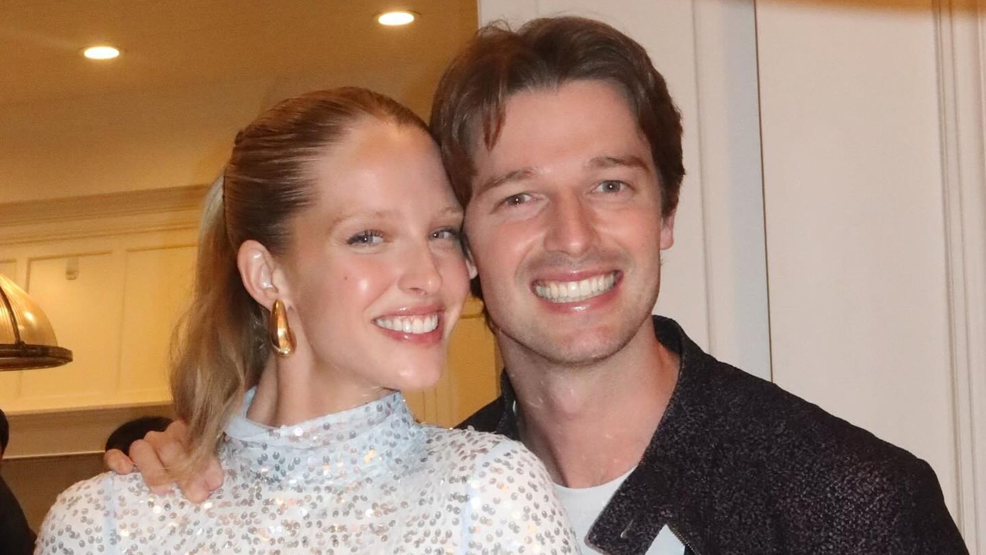 So süß gratuliert Patrick Schwarzenegger seiner Verlobten!