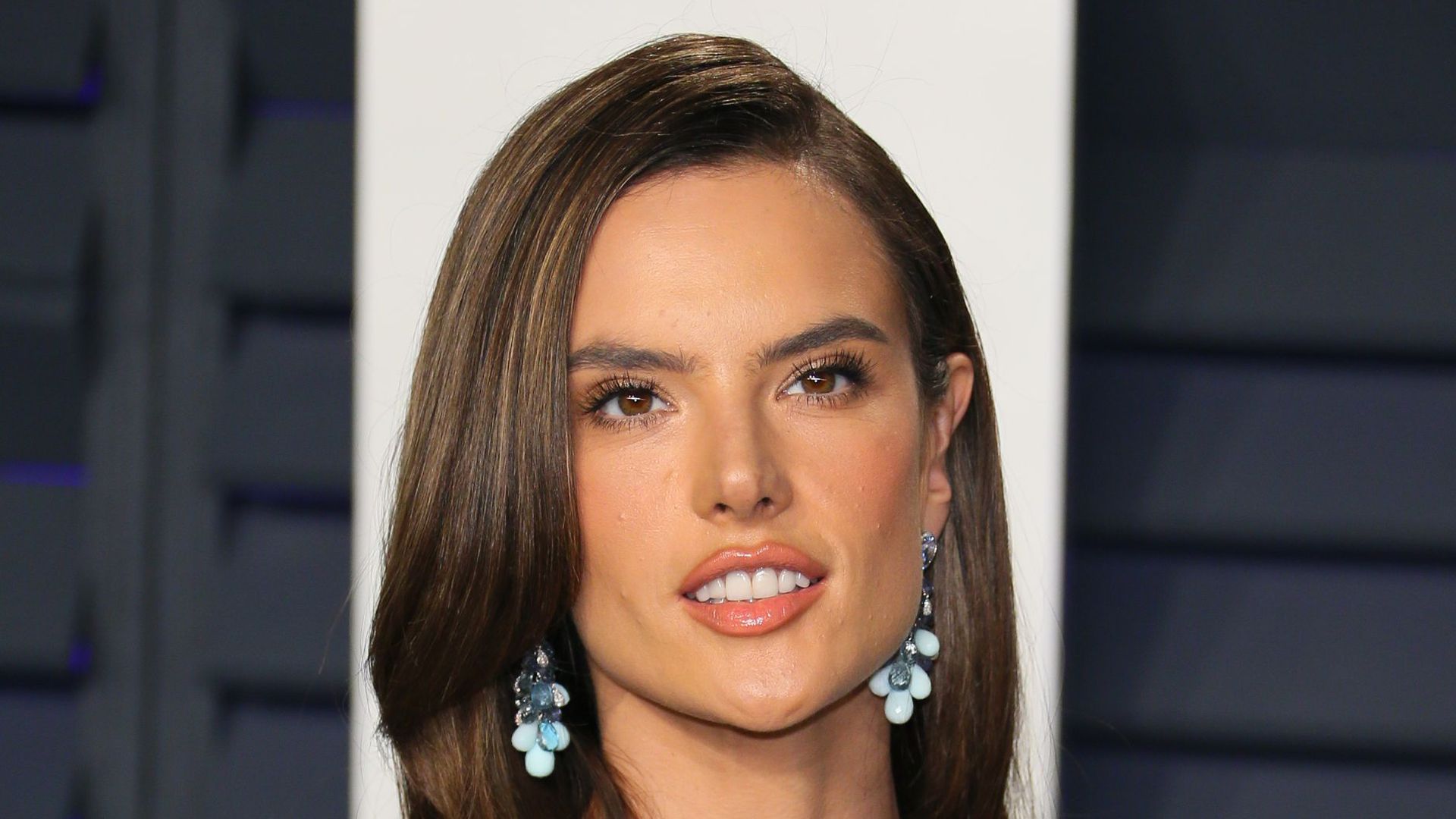 Knapp! Alessandra Ambrosios Beinahe-Po-Blitzer | Promiflash.de