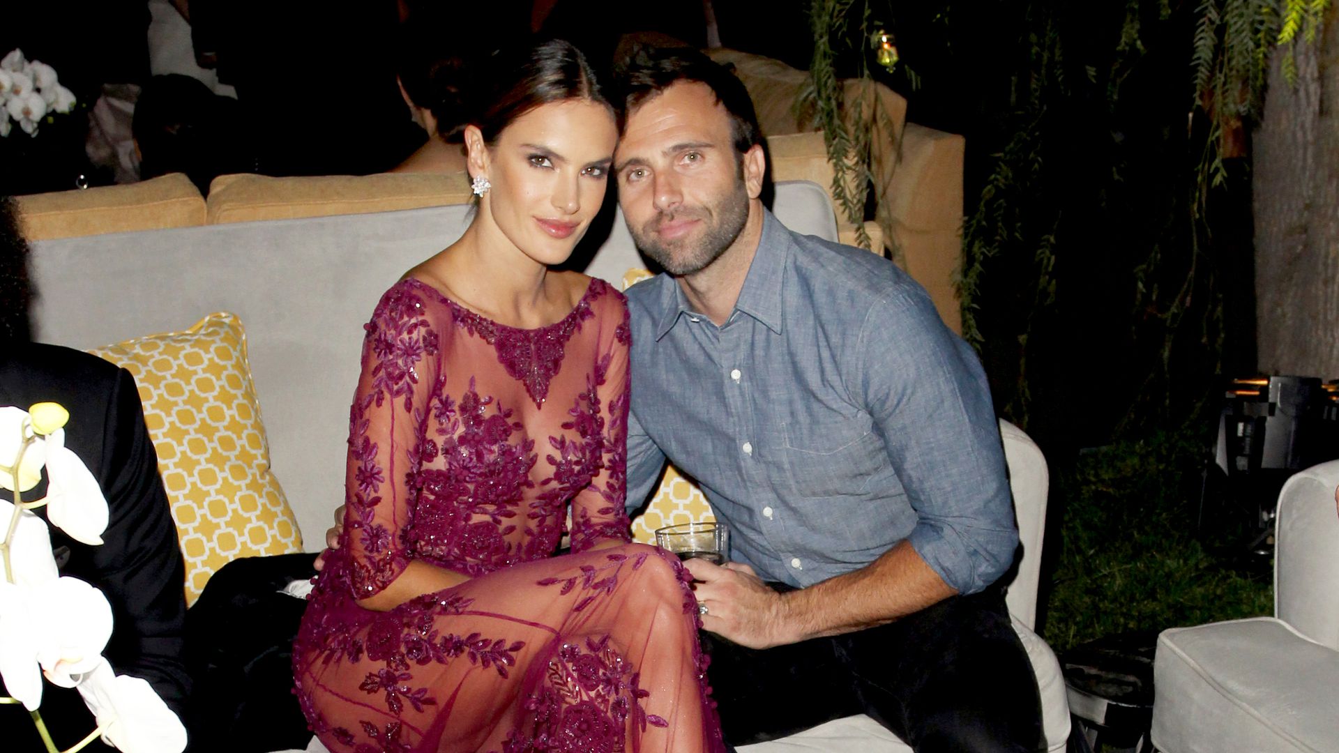 Brust-OP? Alessandra Ambrosio zeigt enormen Vorbau | Promiflash.de