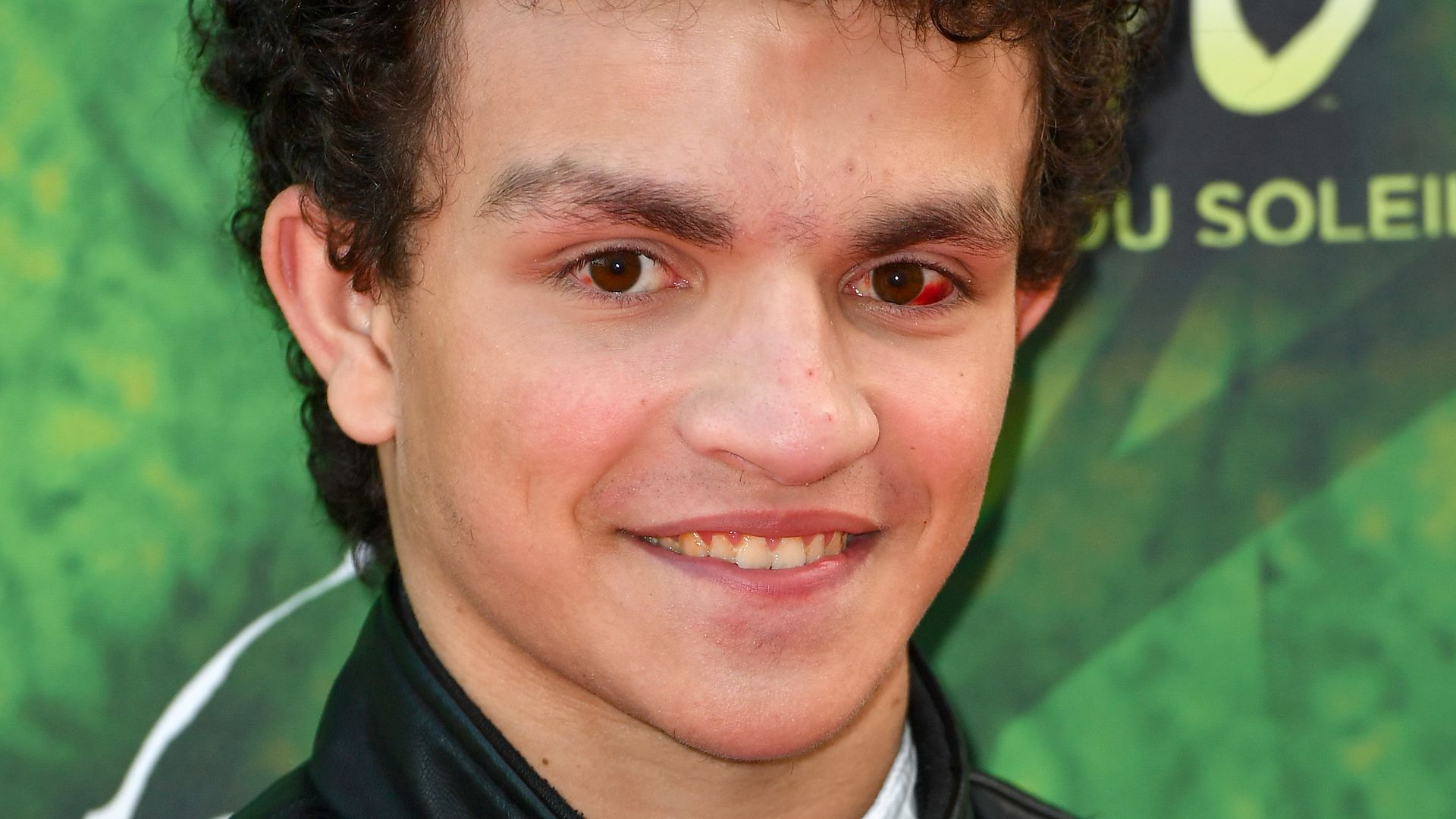 Baby da! UK-Star Alex Bain (17) & Freundin (16) sind Eltern | Promiflash.de