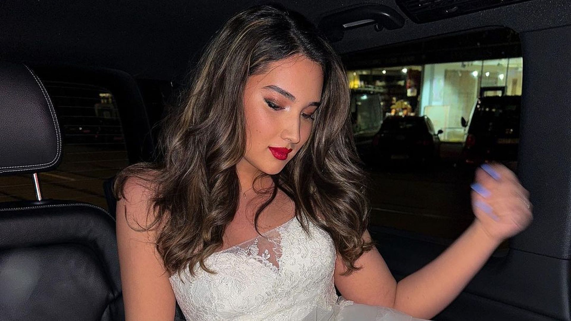 Im Glitzerkleid: Alex Mariah Peter holt Abschlussball nach