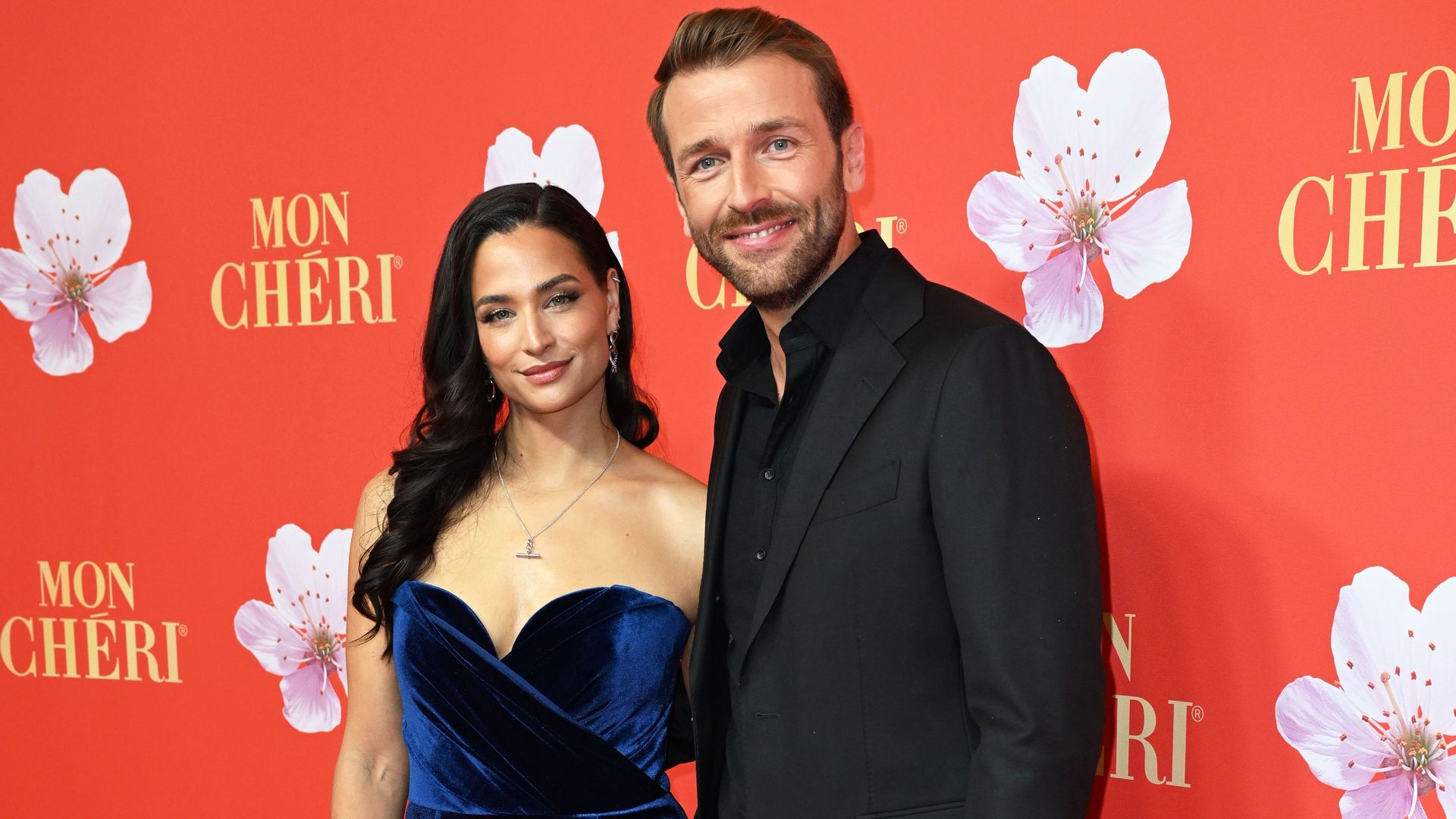 Amira Aly und Christian turteln happy bei Pärchenauftritt