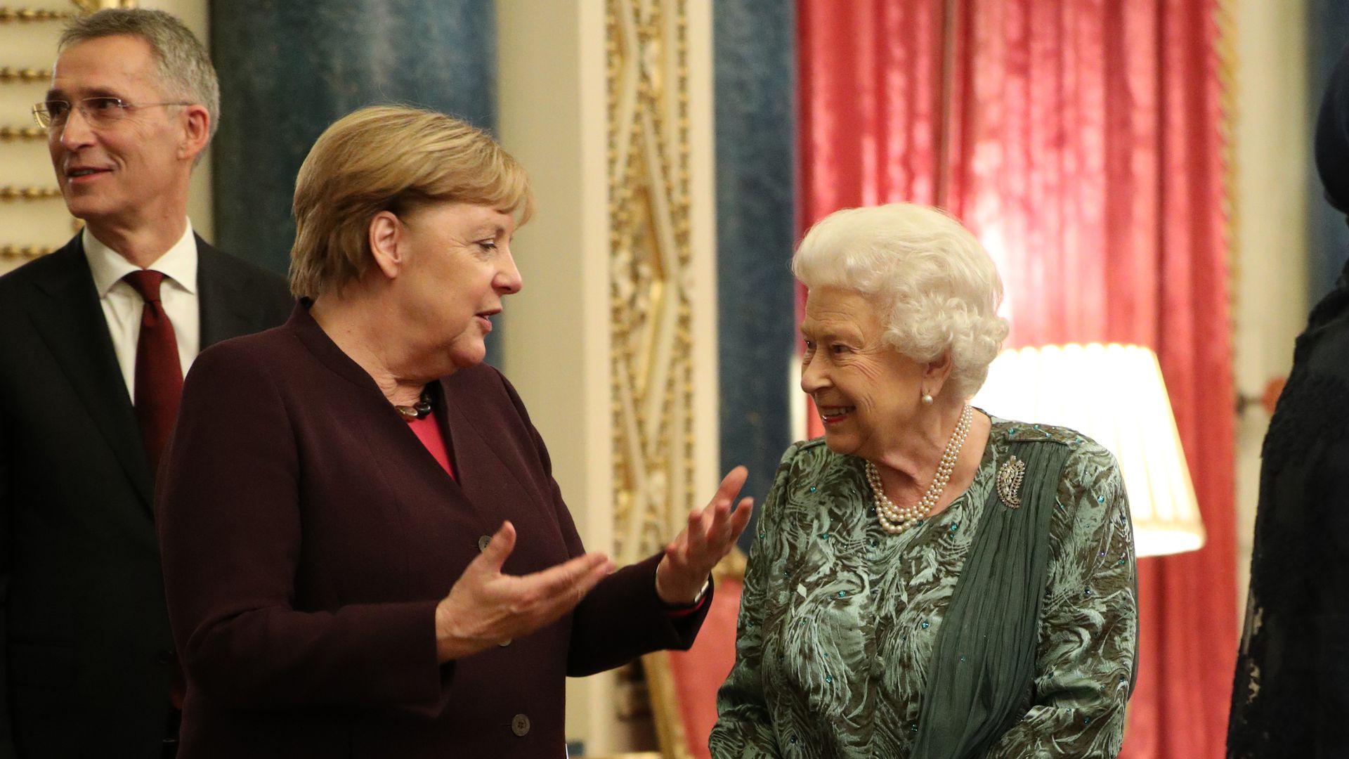 NATO-Meeting: Queen trifft auf Angela Merkel, Trump und Co.!
