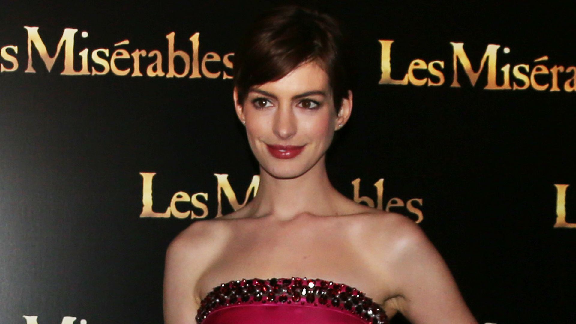 Ungewohnt! Anne Hathaway zeigt sich pink in Paris | Promiflash.de