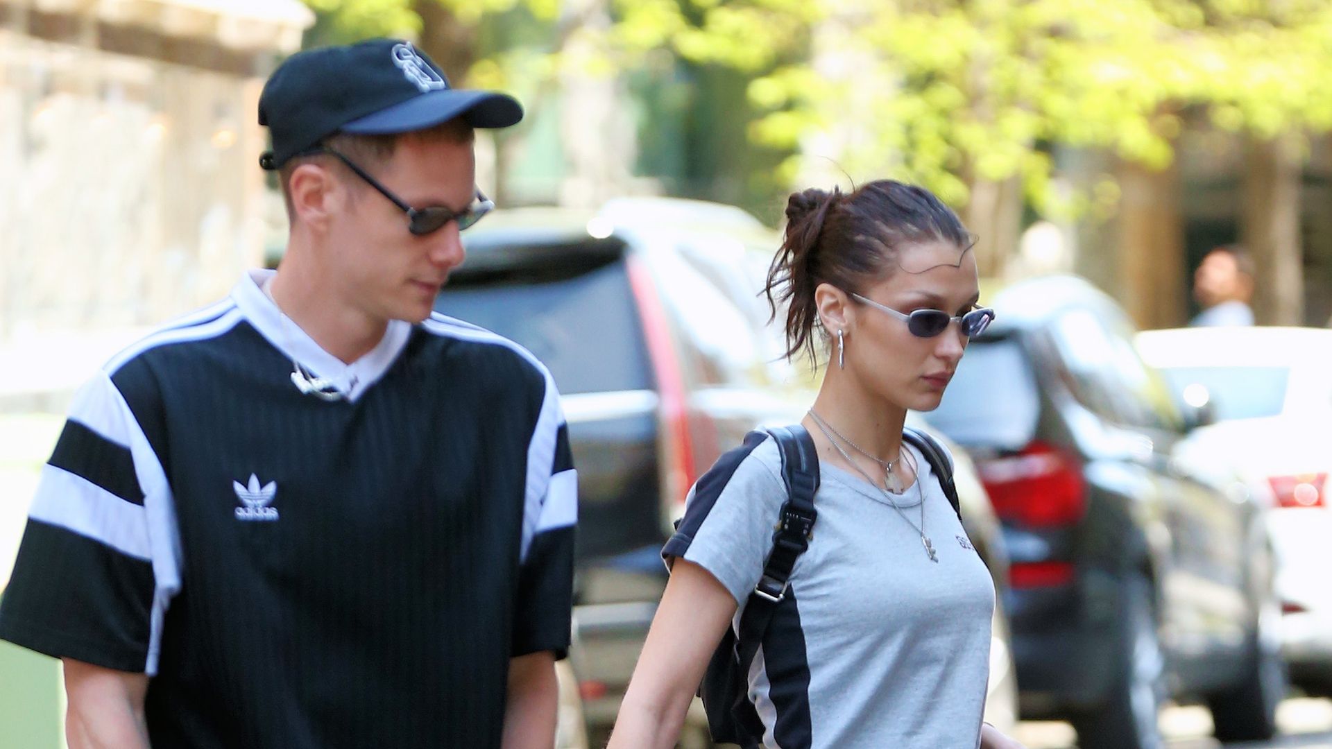 Bella Hadid schlendert mega-lässig mit ihrem Freund durch NY
