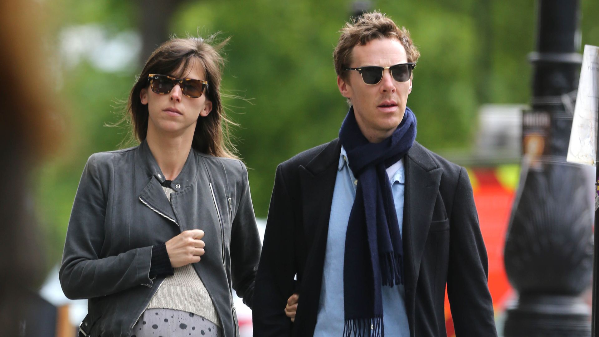 Benedict Cumberbatch & Sophie mit Riesenkugel on Tour | Promiflash.de