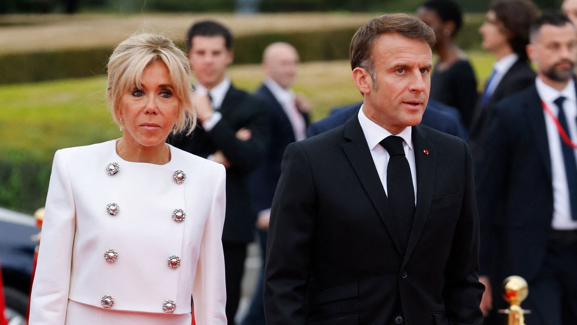 Ehefrau Brigitte stößt Emmanuel Macron mitten ins Gesicht