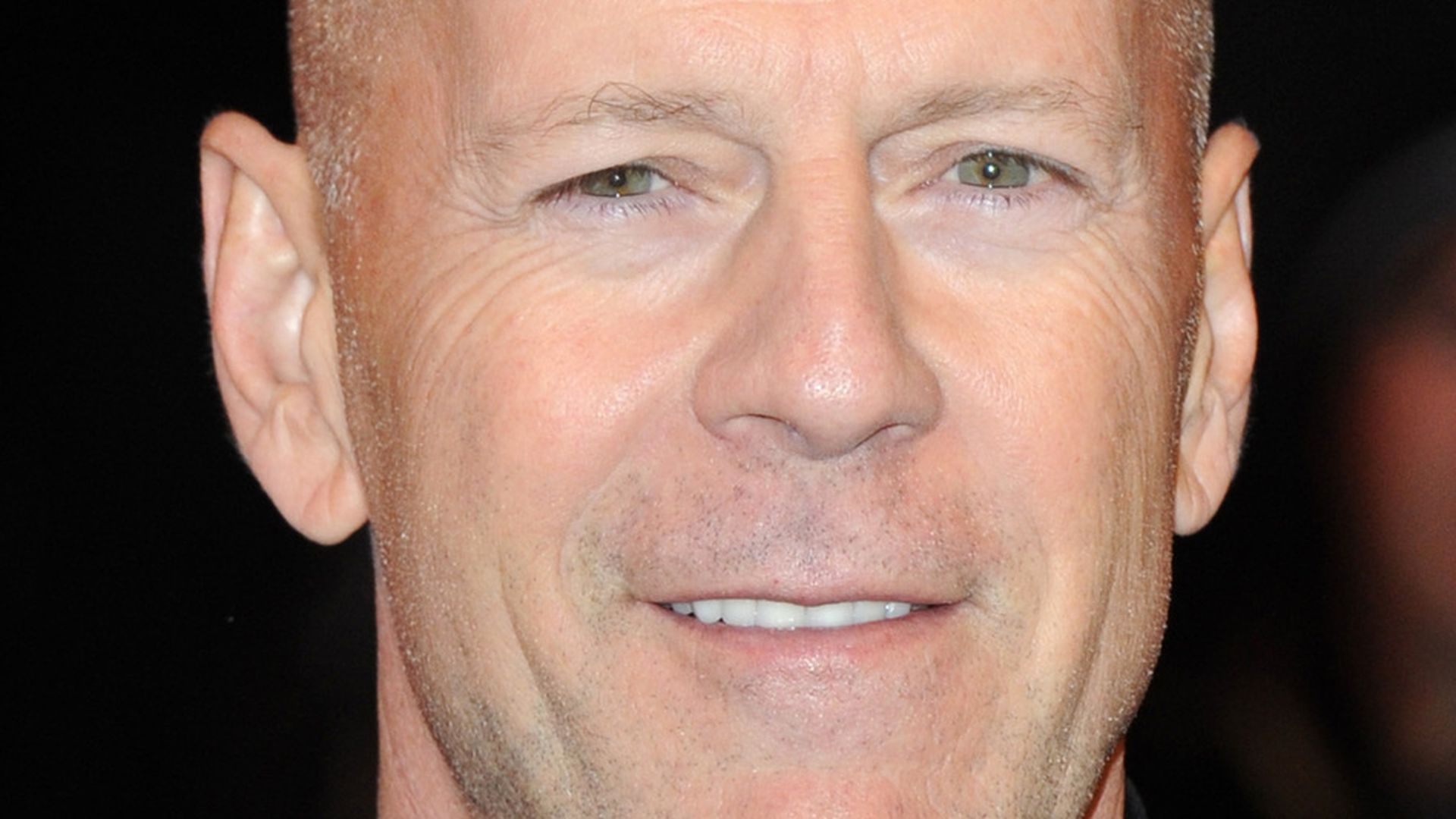 Bruce Willis verschenkt ein ganzes Skigebiet | Promiflash.de