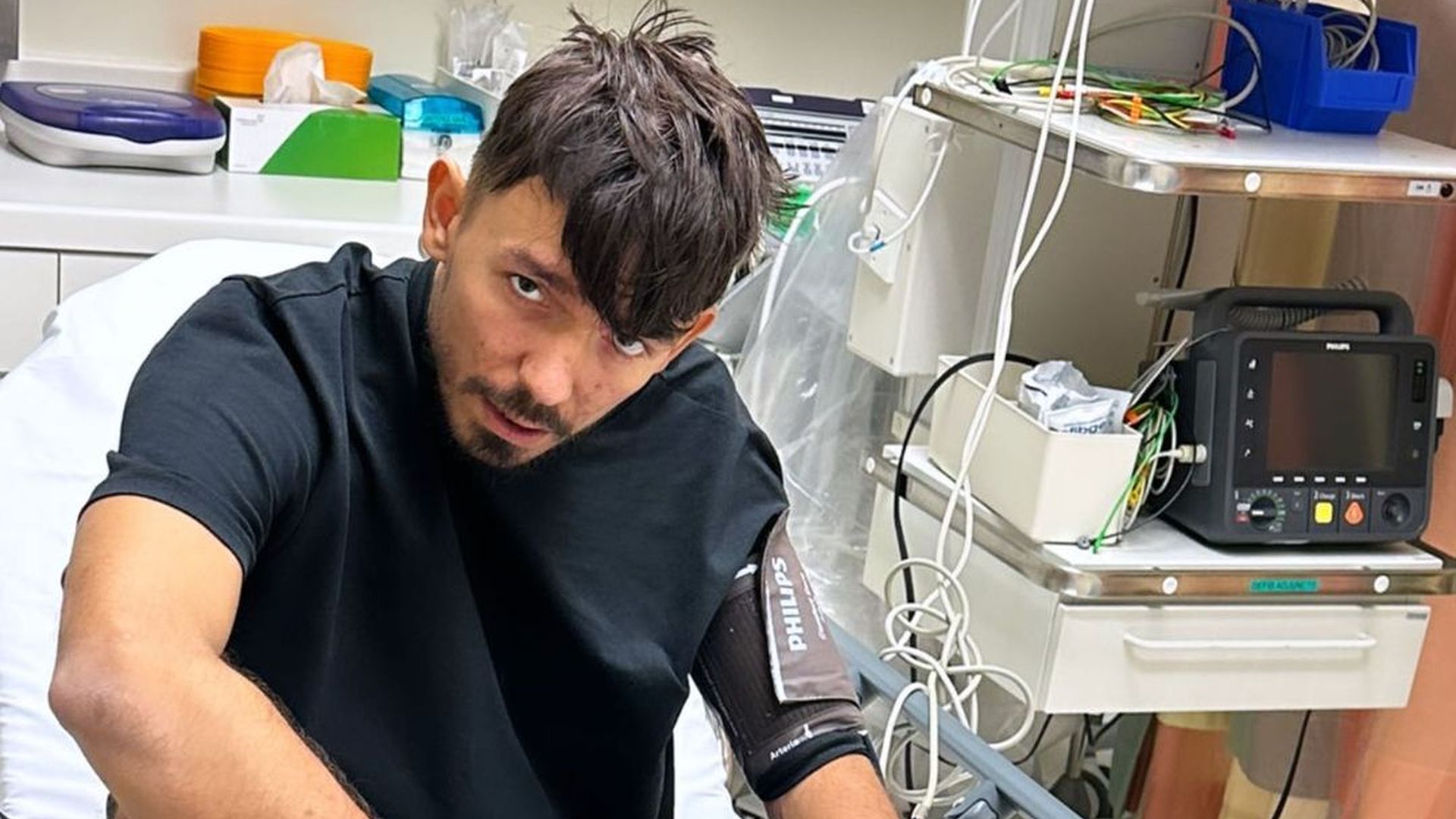 Grund zur Sorge? Rapper Capital Bra ist im Krankenhaus!