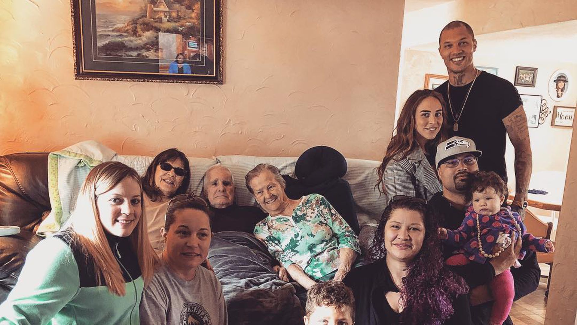 Bei Familienfeier von Jeremy Meeks: Baby-News verkündet? | Promiflash.de