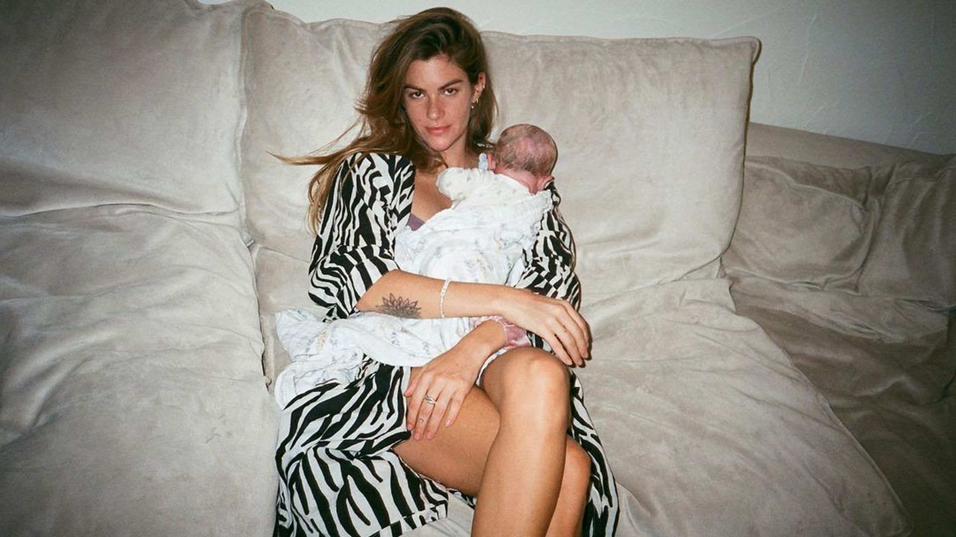 Clara Berry zeigt erstmals Baby von "Riverdale"-Star KJ Apa