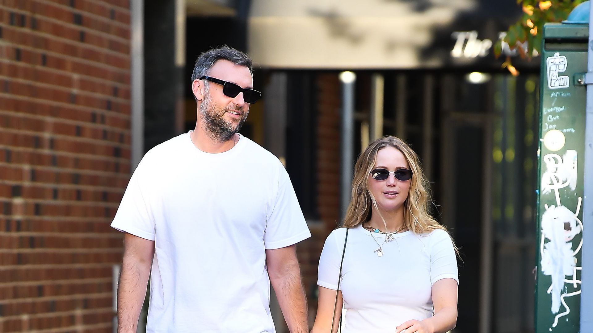 Jen Lawrence und Cooke megalässig am Flughafen unterwegs