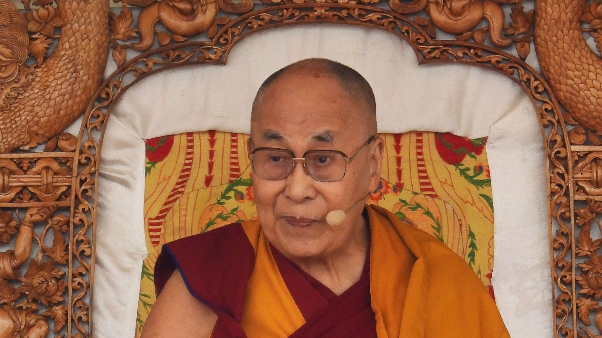 Skandalvideo: Dalai Lama kommt einem Minderjährigen zu nahe