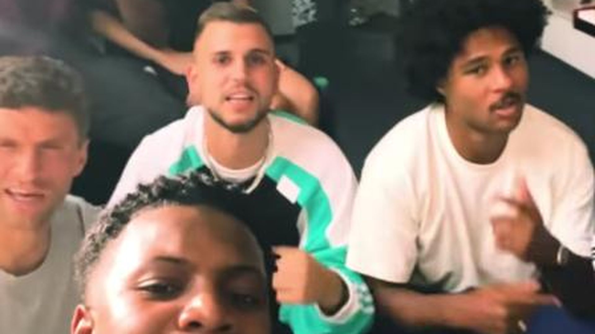 Panne vor WM? Enthüllt Rapper hier die geheimen DFB-Trikots?