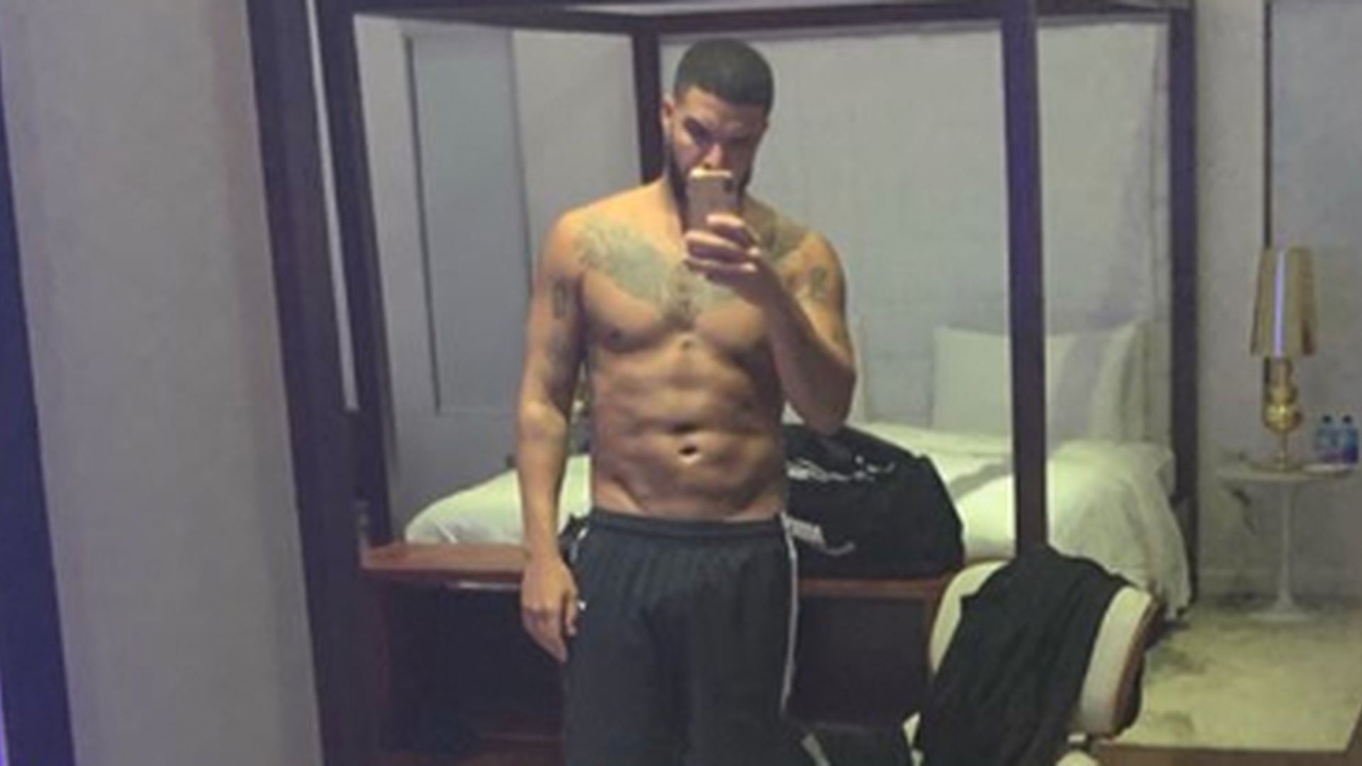 Dank Training: Rapper Drake zeigt seinen supersexy Sixpack! | Promiflash.de