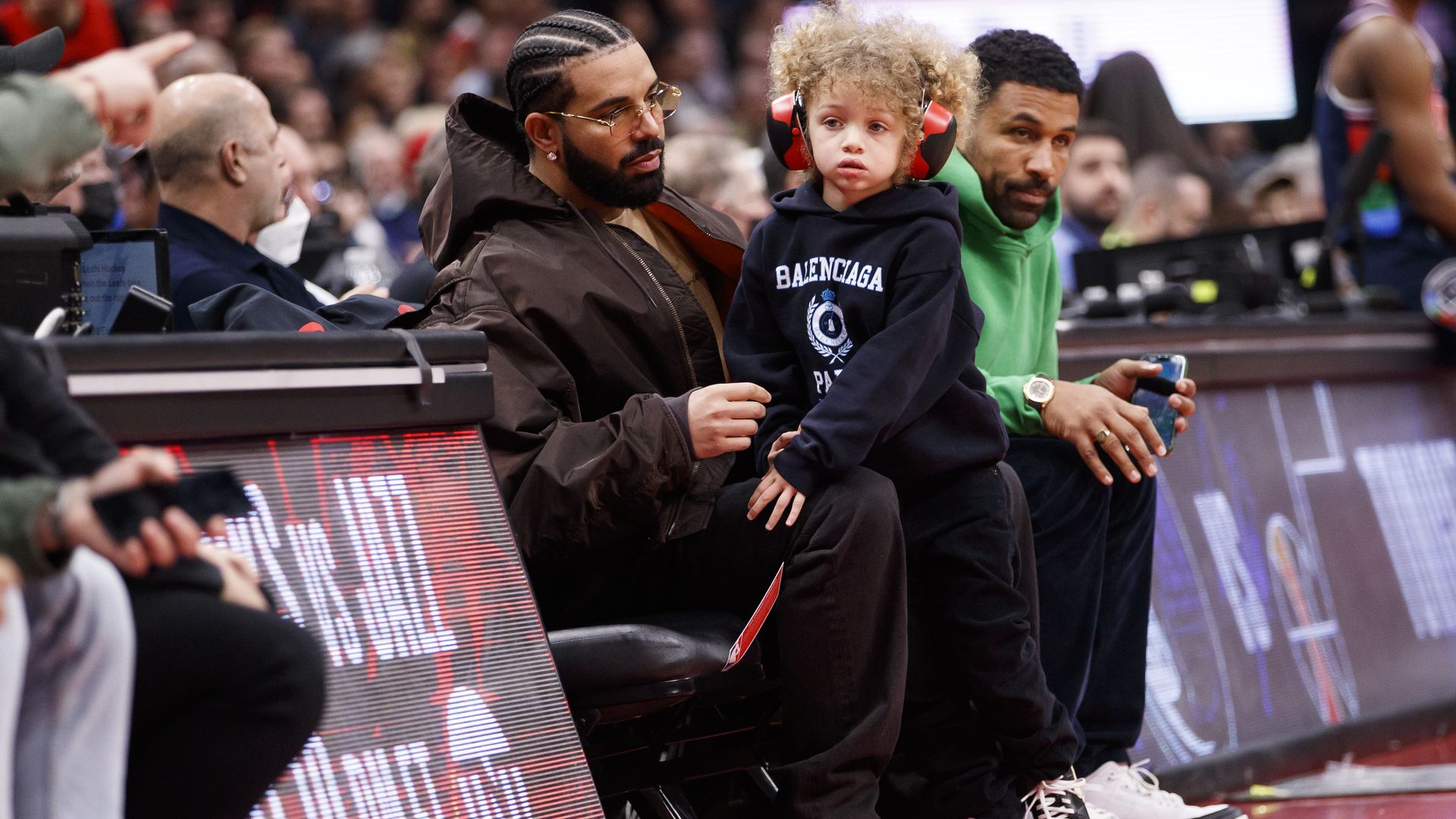 Wie niedlich! Adonis (5) singt für Papa Drake zum Geburtstag