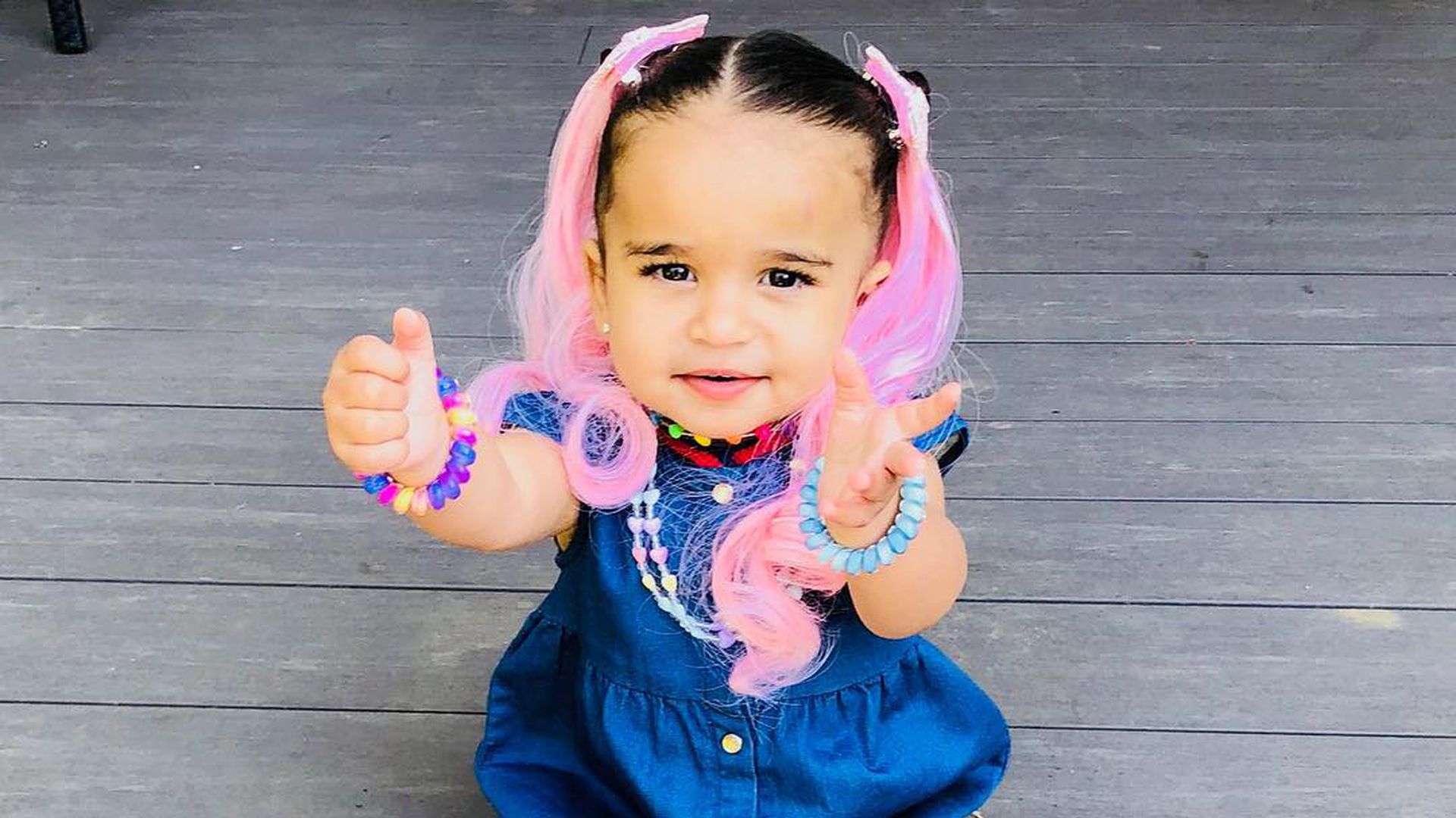 Buntes Baby-Styling: Dream Renee Kardashian mit pinkem Haar ...