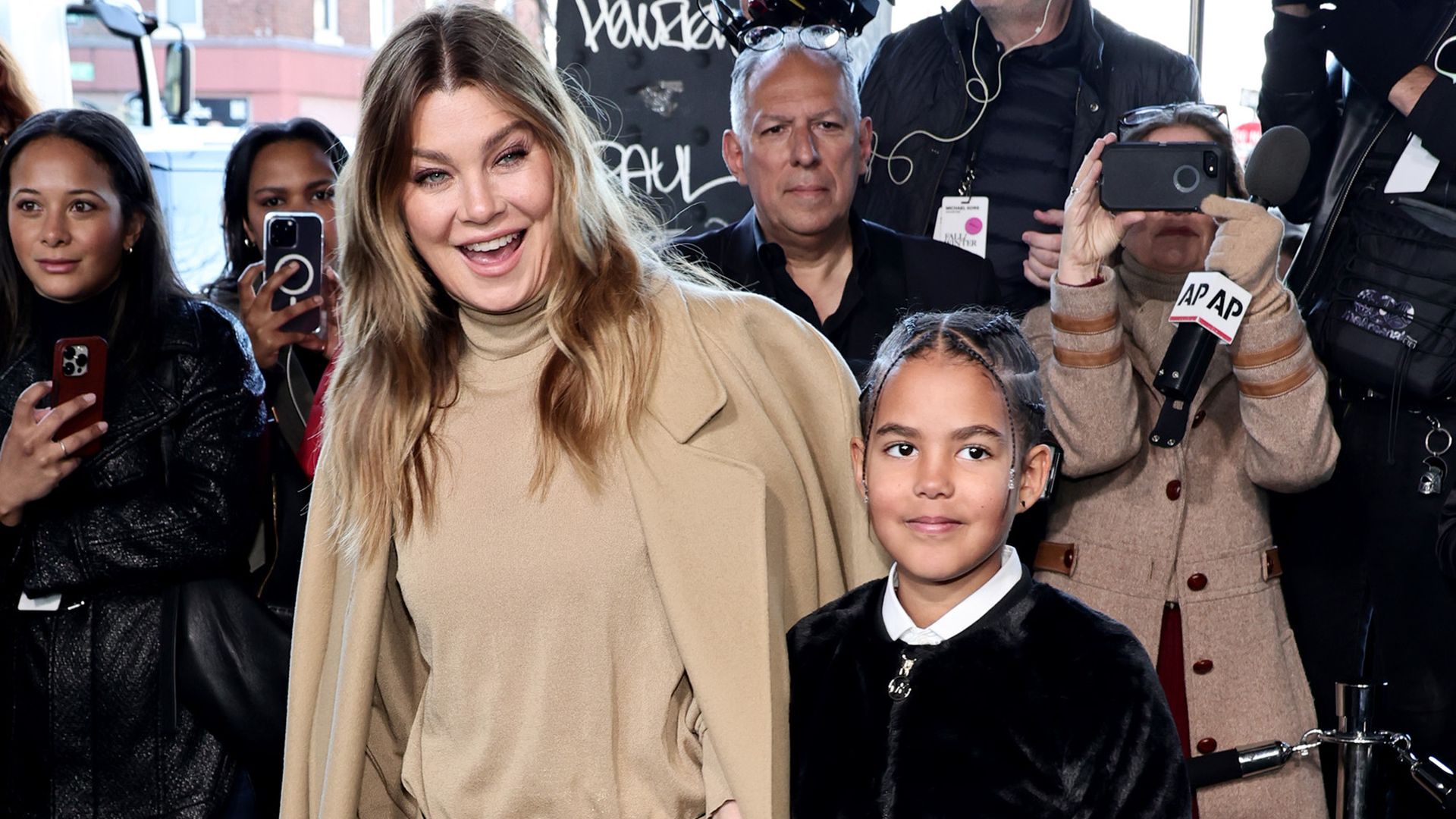 Seltener Auftritt: Ellen Pompeo mit Tochter auf Fashionshow