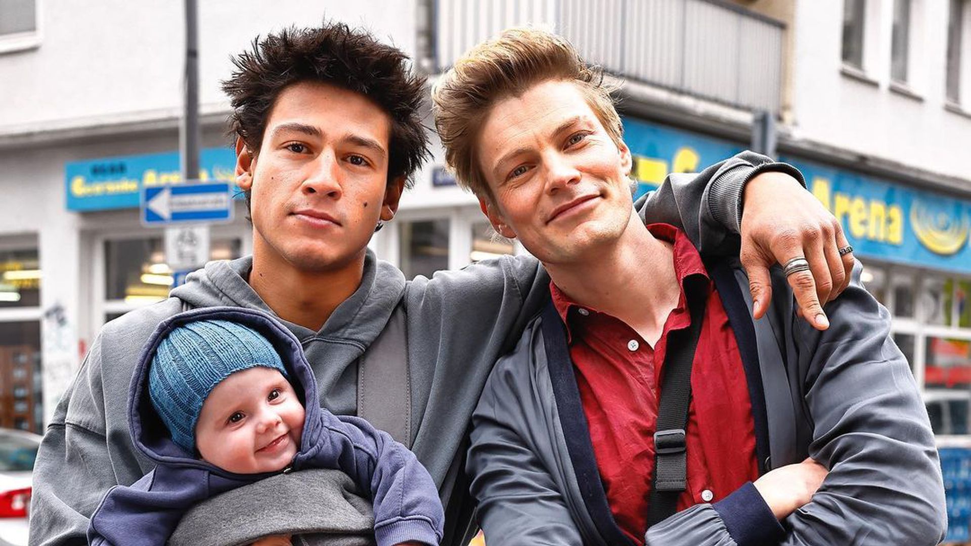 Daddy-Vibes: Netflix-Hottie Emilio Sakraya posiert mit Baby