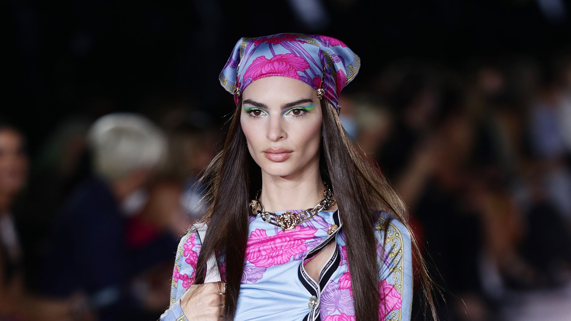 Neu-Mama Emily Ratajkowski mit krassem Sixpack auf Laufsteg