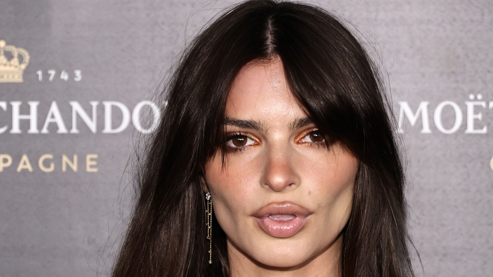 So spricht man Emily Ratajkowskis Nachnamen wirklich aus!