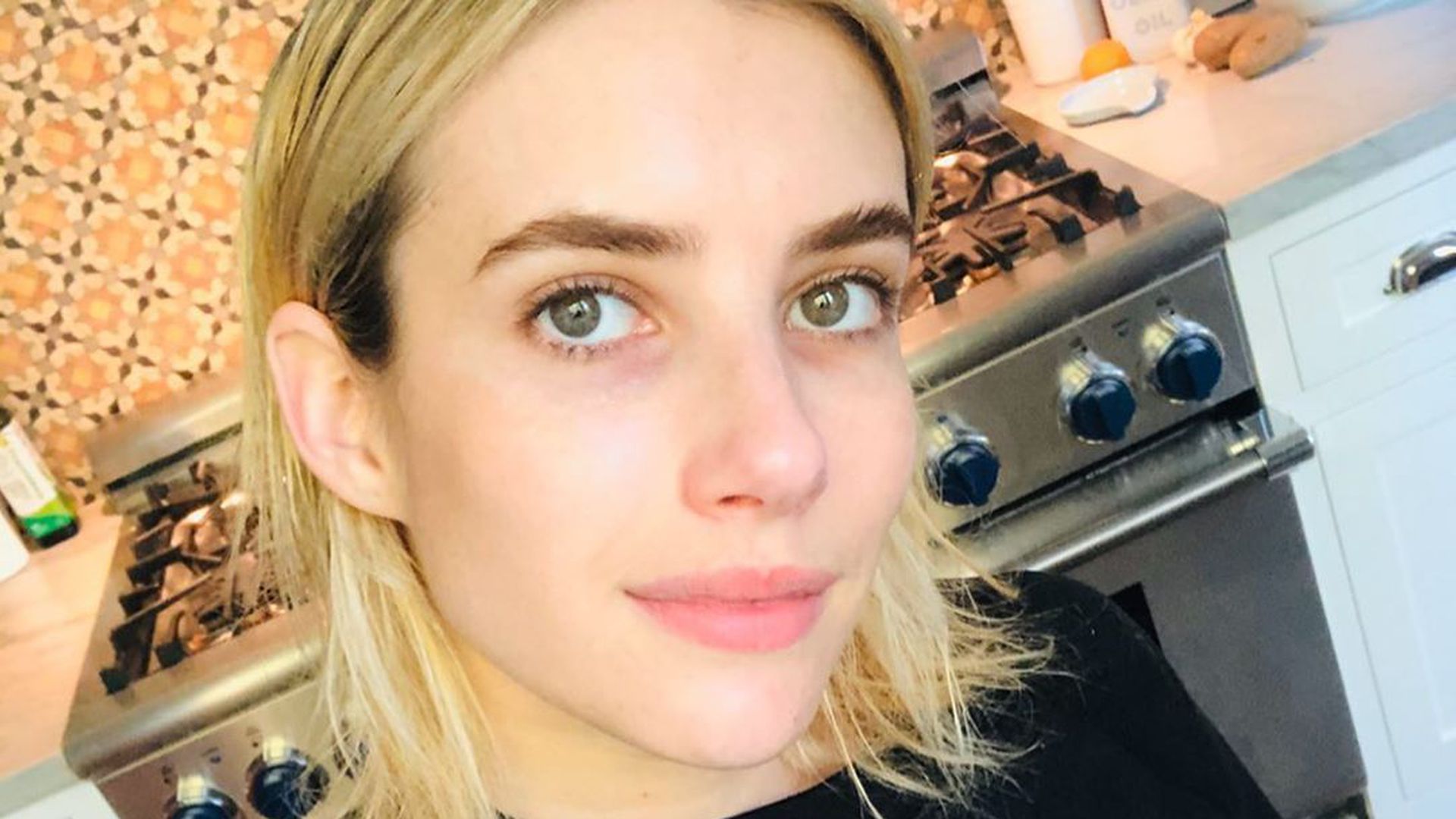 Versteckt Emma Roberts hier etwa einen kleinen Babybauch?
