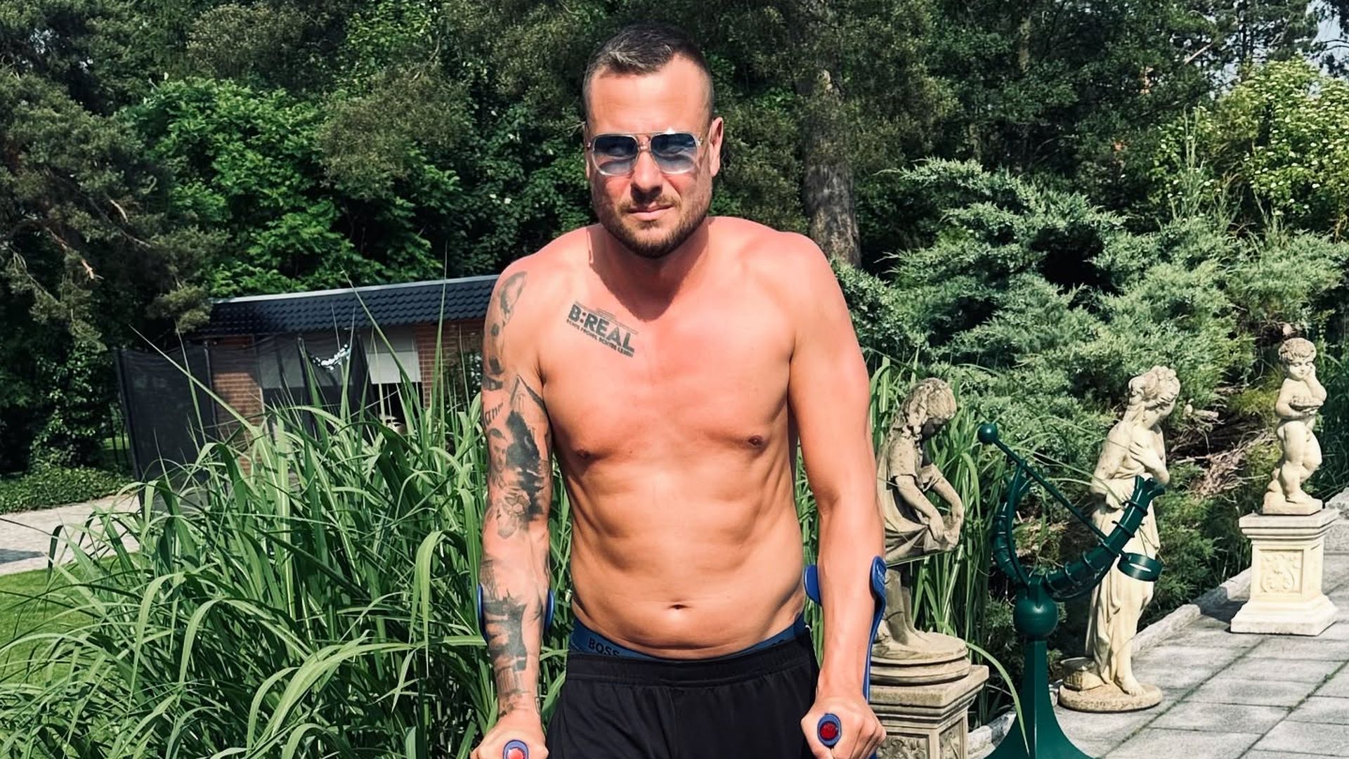 Nach rätselhaftem Unfall: Eric Sindermann läuft auf Krücken