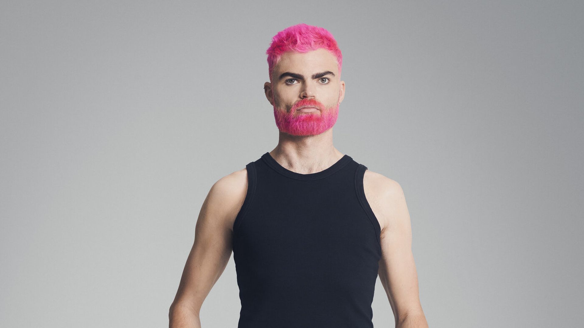 Nach Rauswurf: GNTM-Felix' Haare und Bart sind wieder pink