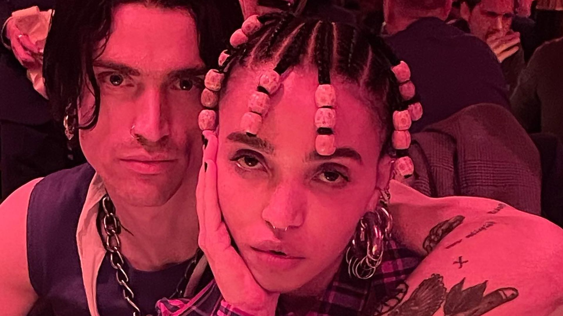 Mit Paarfoto: FKA Twigs lüftet die Identität ihres Freundes