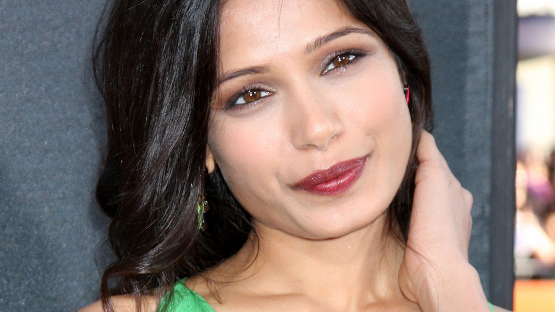 Freida Pinto: "Auf Skype sieht jeder blöd aus!" | Promiflash.de
