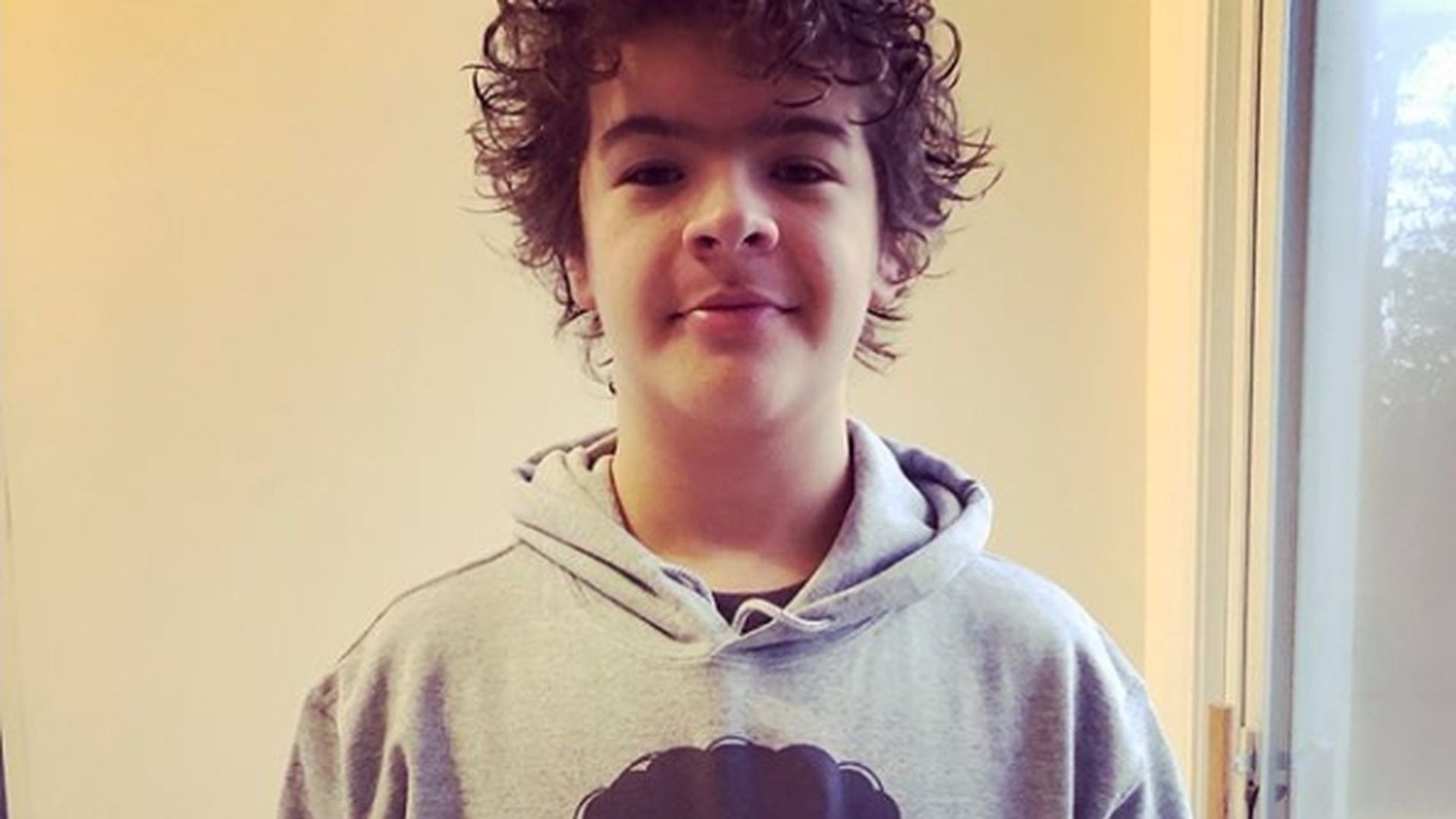 Mit eigenem Smiley-Hoodie: "Stranger Things"-Star wird Kult ...