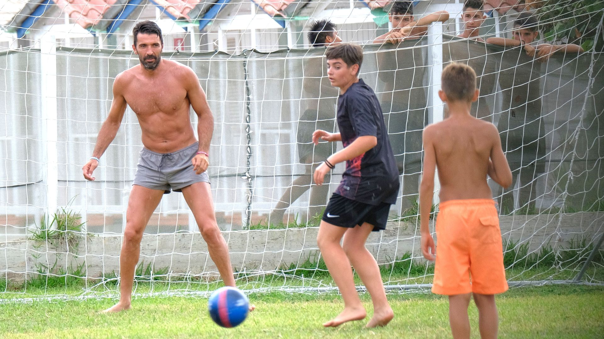 Super cool, Gigi Buffon! Barfuß-Kick mit Dorfkids im Urlaub | Promiflash.de