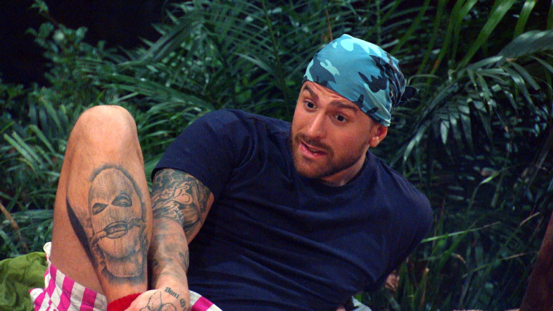 Im Dschungeltelefon: Gigi zeigt seinen nackten Hintern!