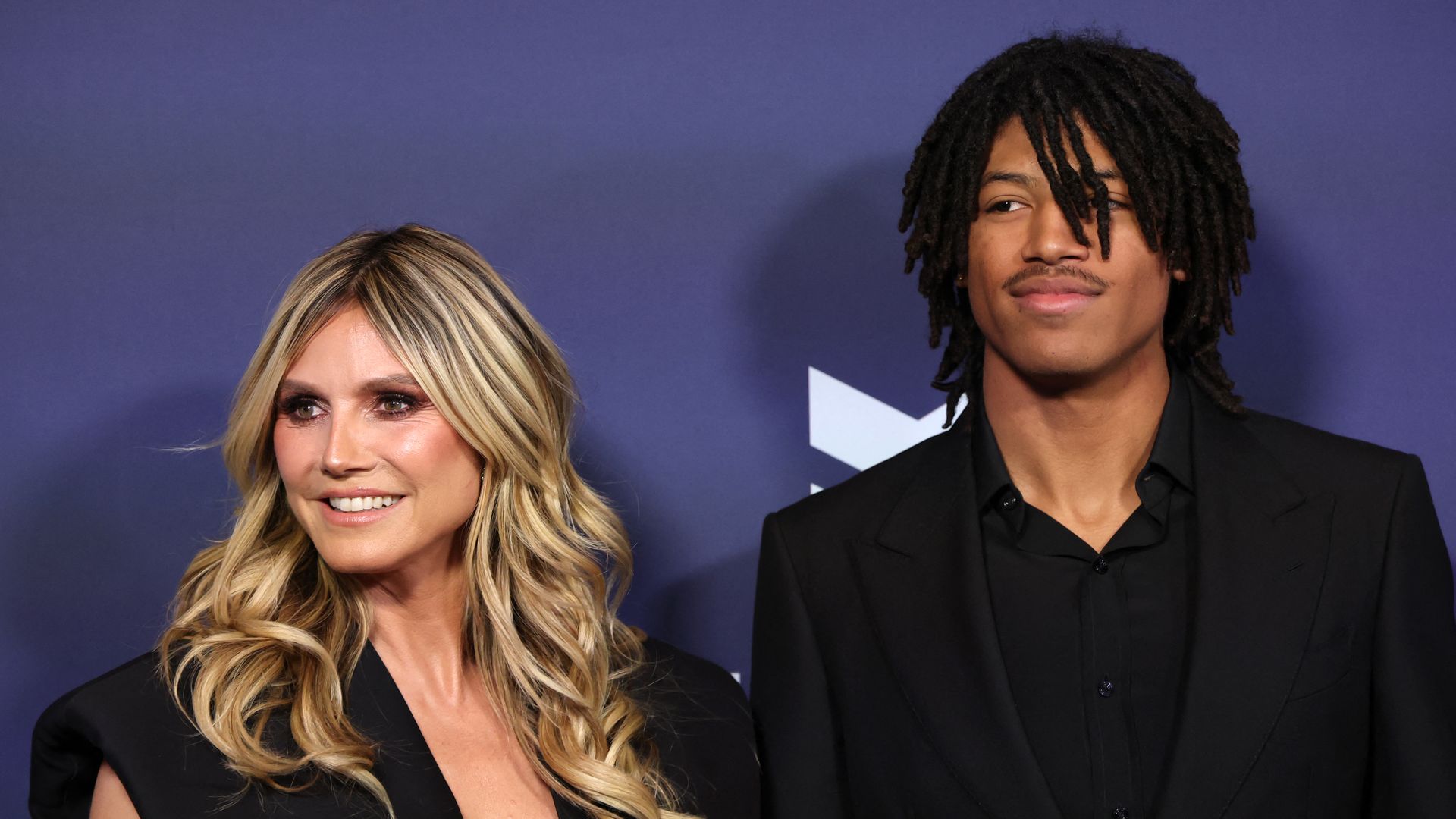 Heidi Klum und Sohn Henry rocken den roten Teppich der AMAs