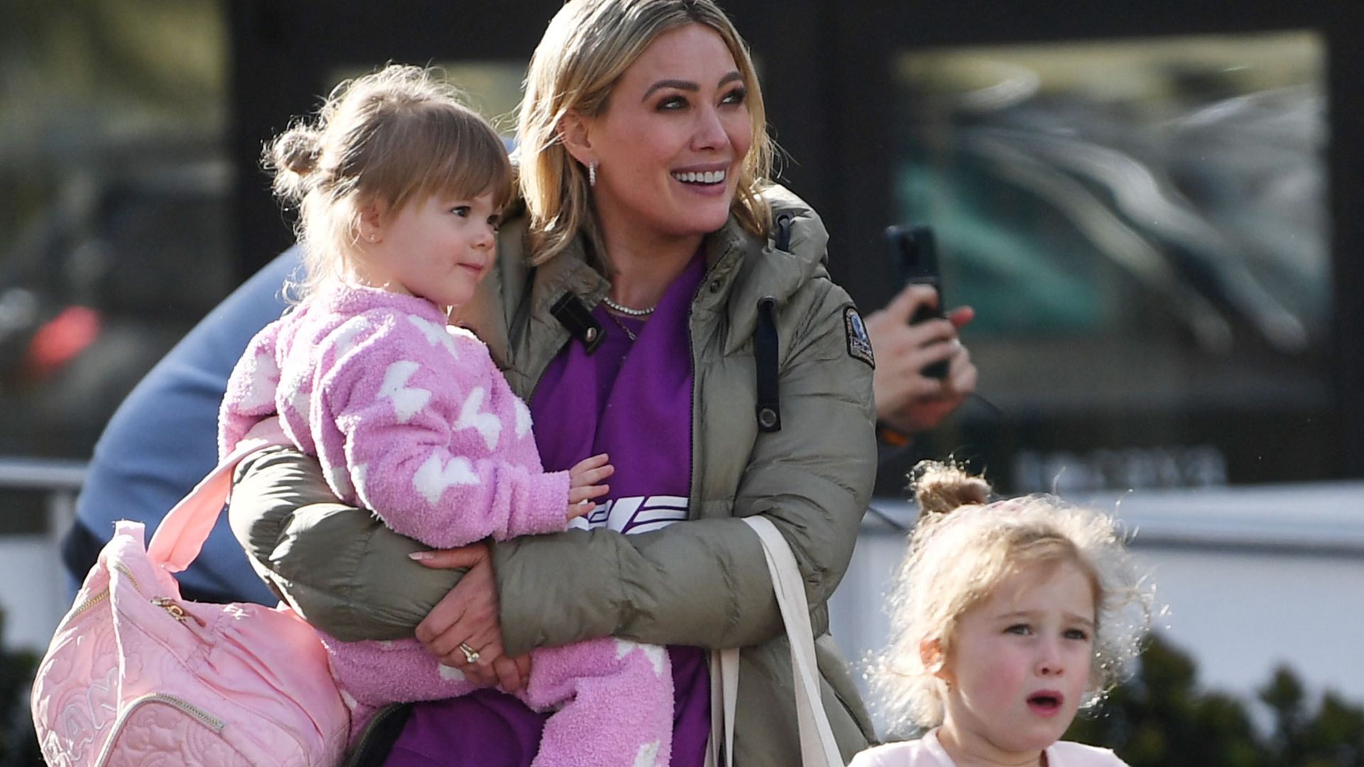 Schwer bepackt: Hilary Duff mit Kind und Kegel unterwegs!