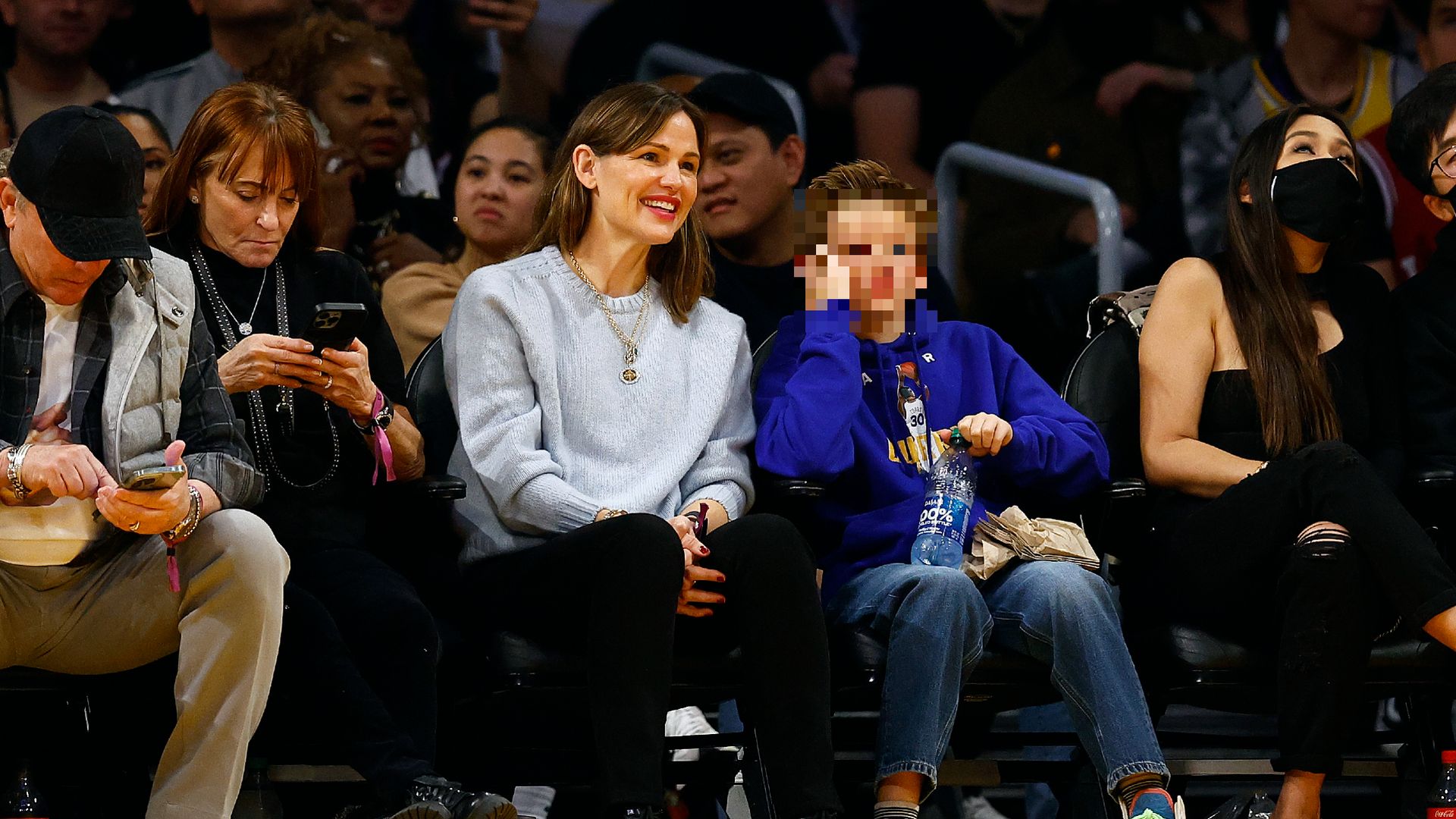 Cooles Duo: Jennifer Garner geht mit Samuel zum Basketball