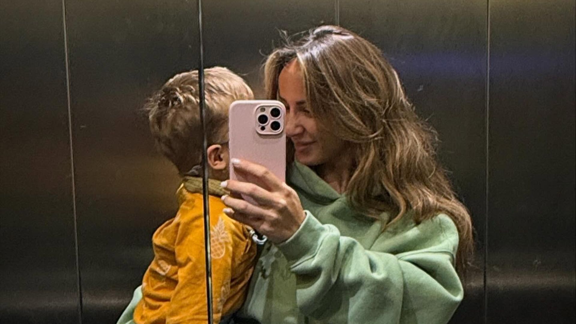 So stark meistert Jennifer Saro Sohn Keksis Krankheit