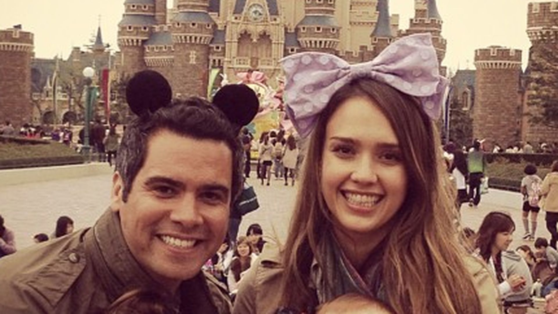 Jessica Alba als Minnie Maus im Disneyland | Promiflash.de