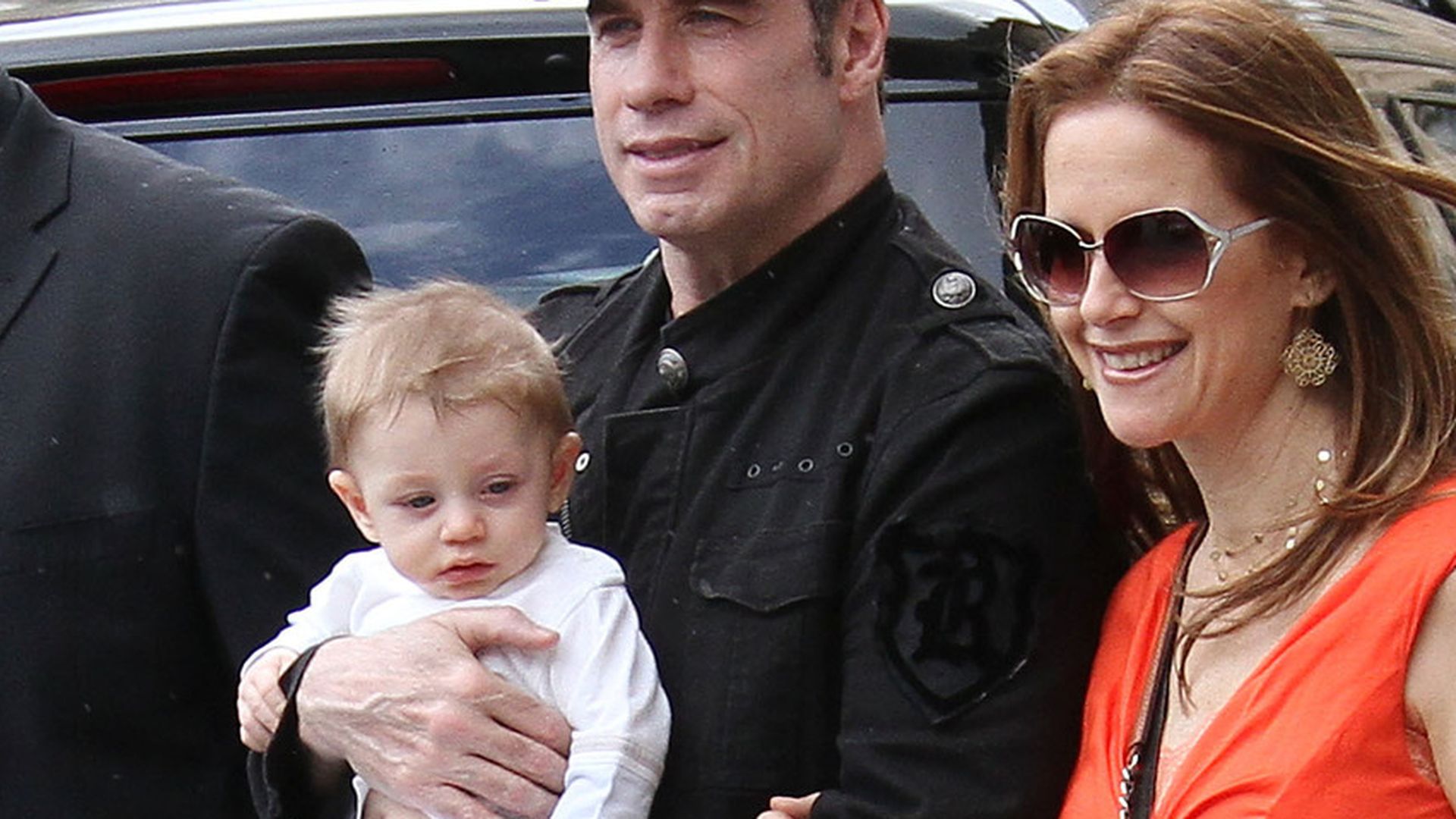 John Travolta: Baby Benjamin in Paris unterwegs | Promiflash.de